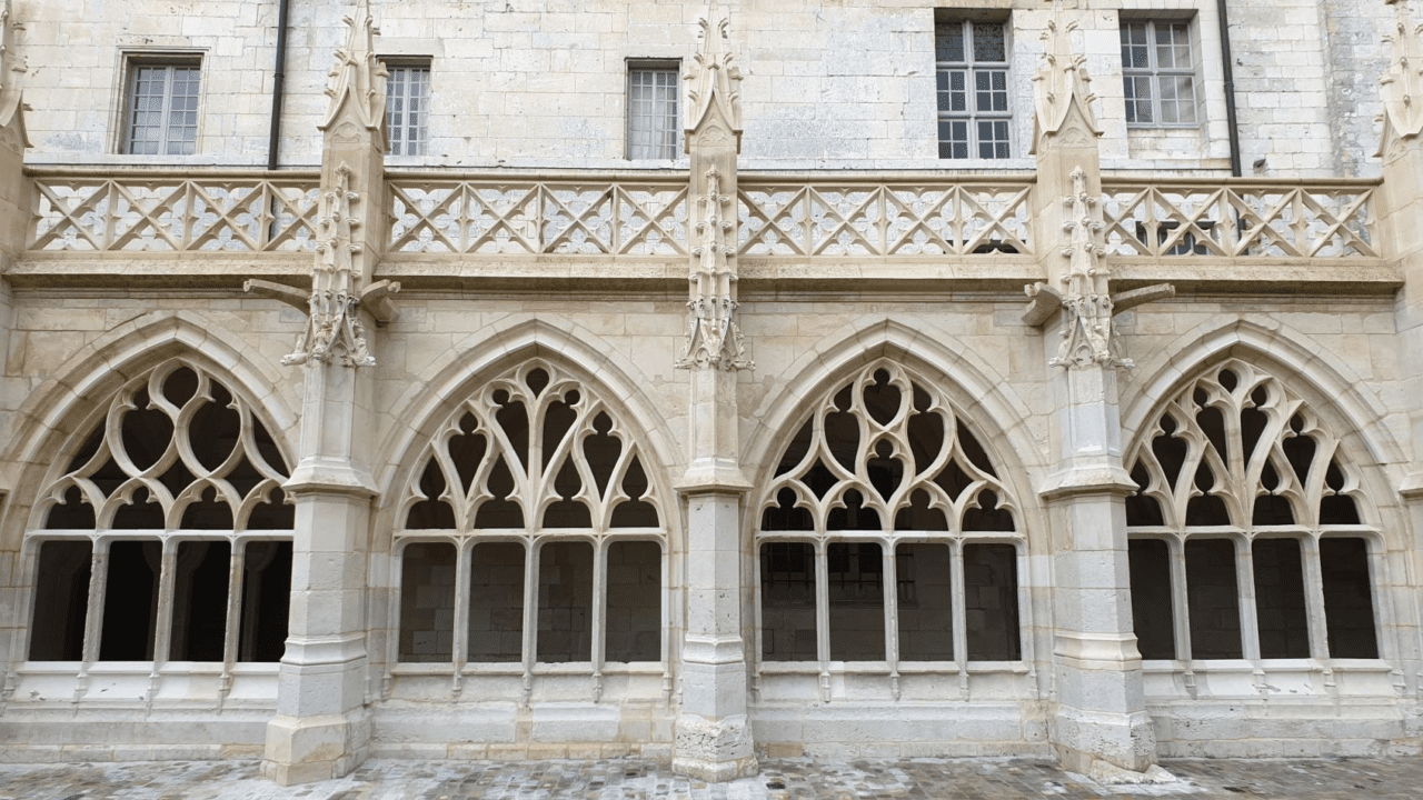 Le Cloître gothique - Abbaye Saint-Wandrille, communauté des moines ...